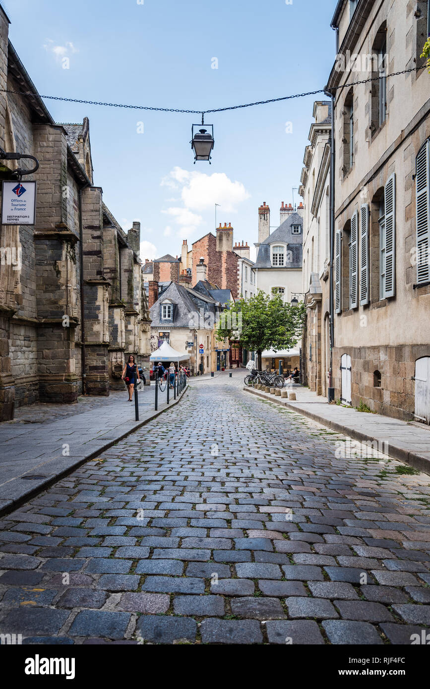 Rennes, France - 23 juillet 2018 : rue pavée de centre historique de la ...