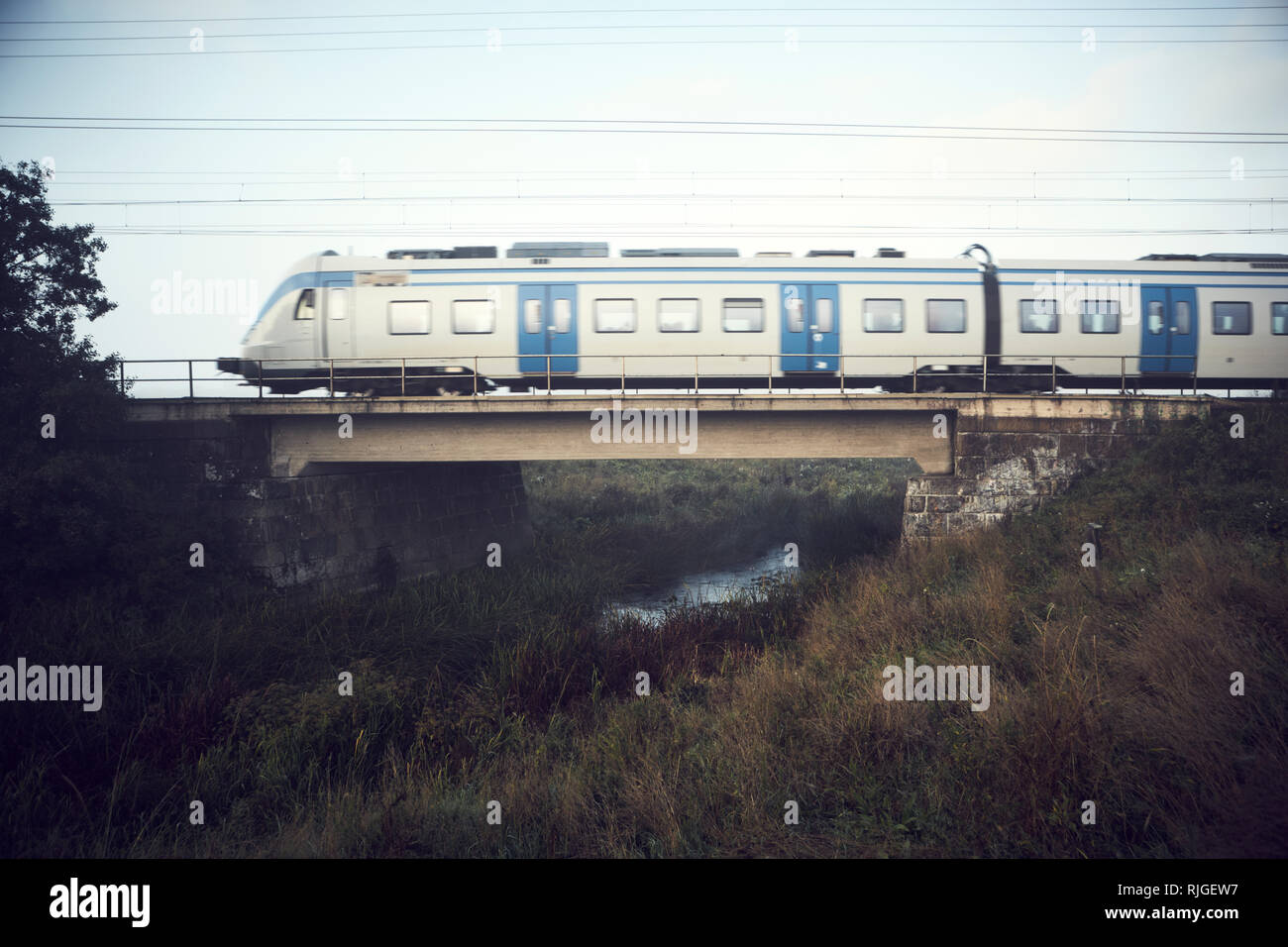Pont de train sur Banque de photographies et d’images à haute ...