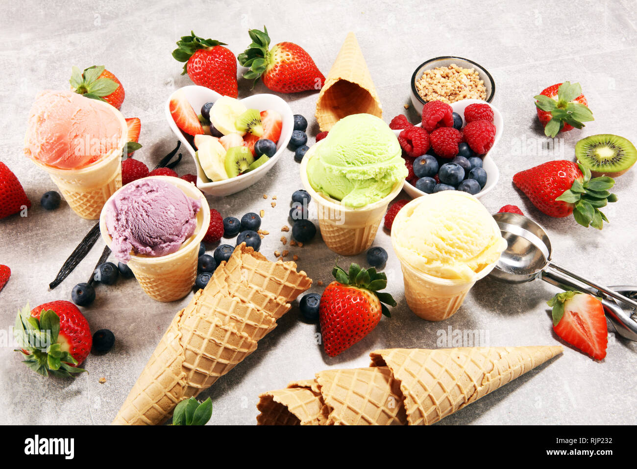 Jeu de boules de glace de différentes couleurs et saveurs de petits ...