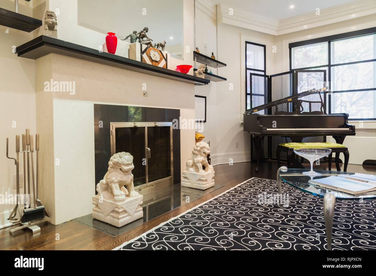 Living room fireplace grand piano Banque de photographies et d’images à ...