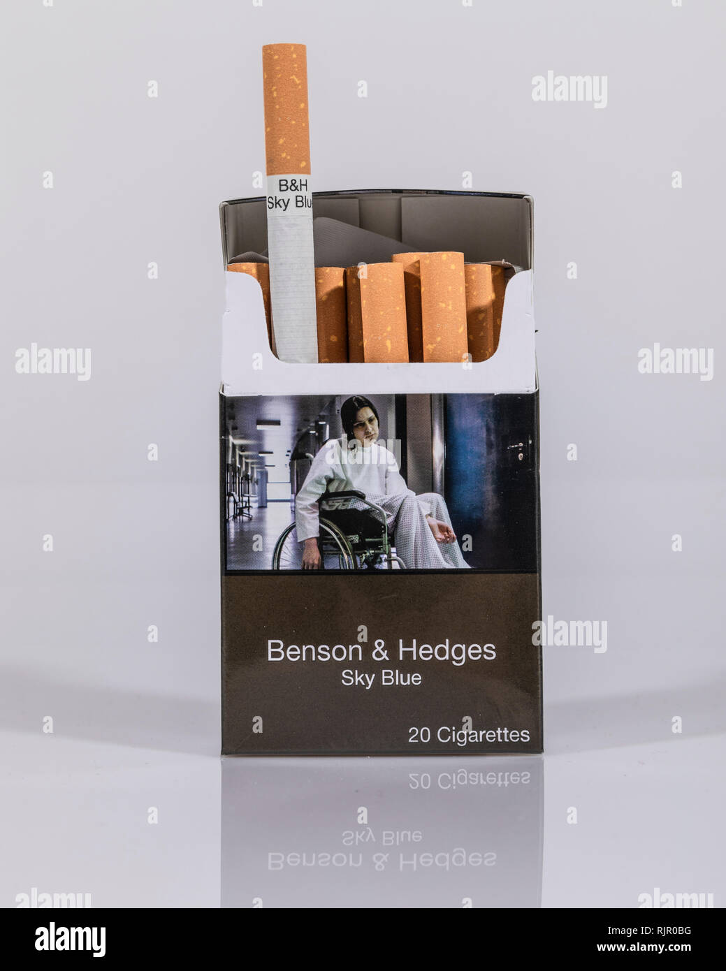 Benson hedges blue cigarettes packet Banque de photographies et d ...