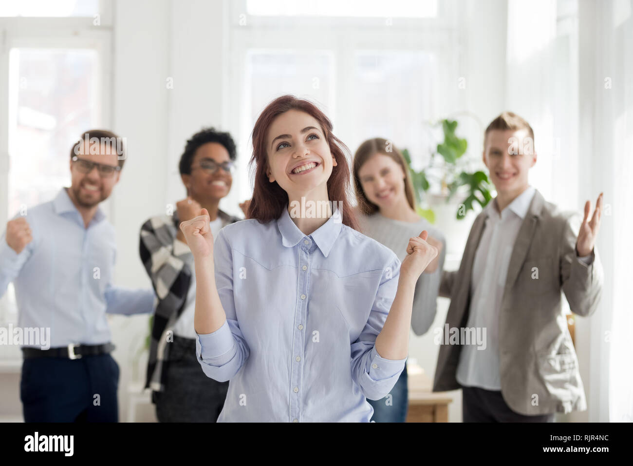 Heureux de célébrer la réussite de l'entreprise employé heureux avec ...