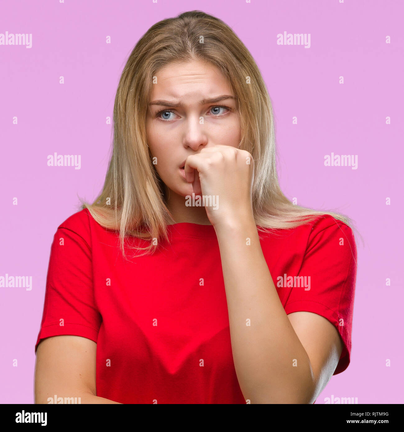 Jeune femme de race blanche sur fond isolé à souligné et nerveux avec ...