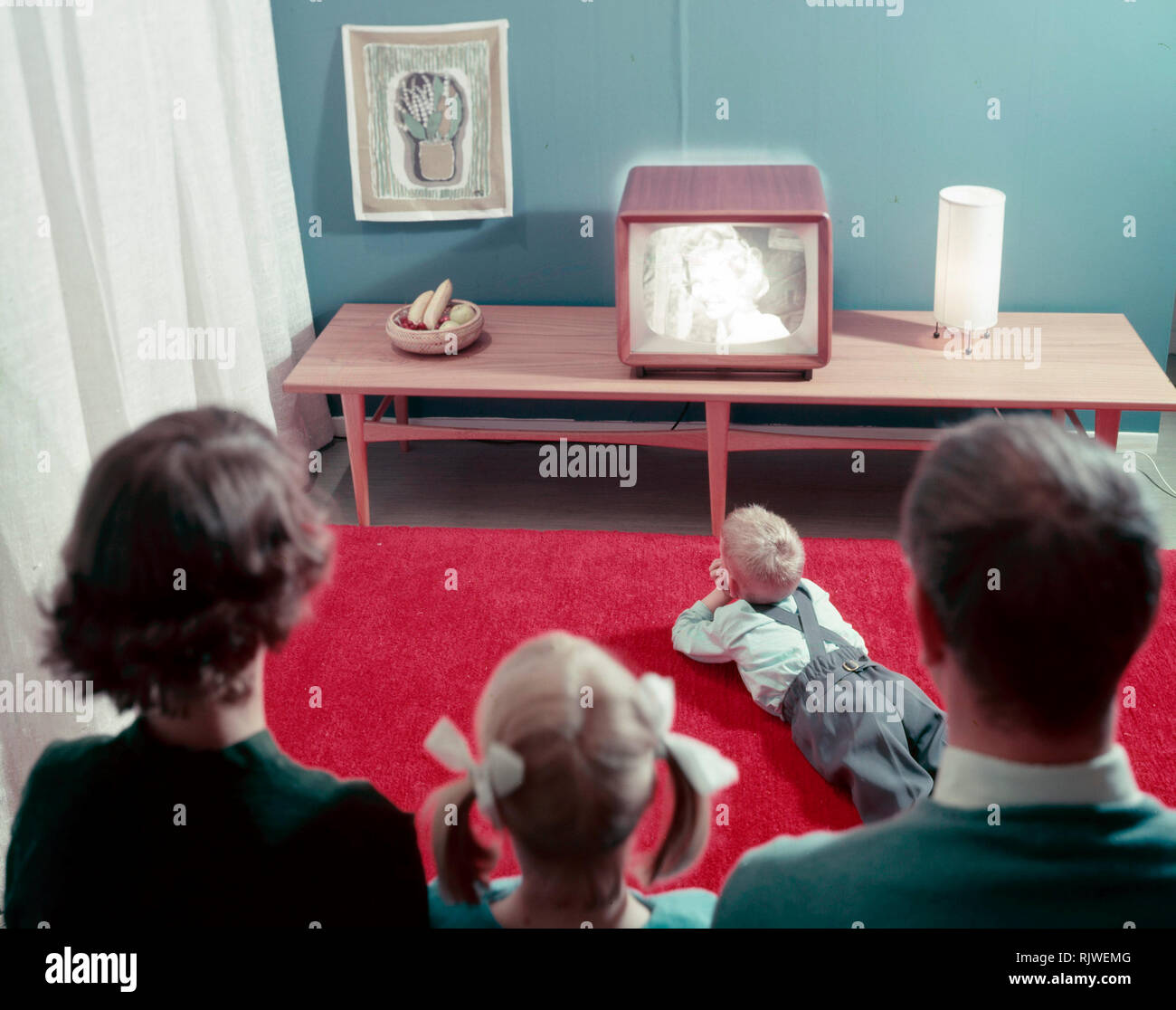1950s family children watching tv Banque de photographies et d’images à ...