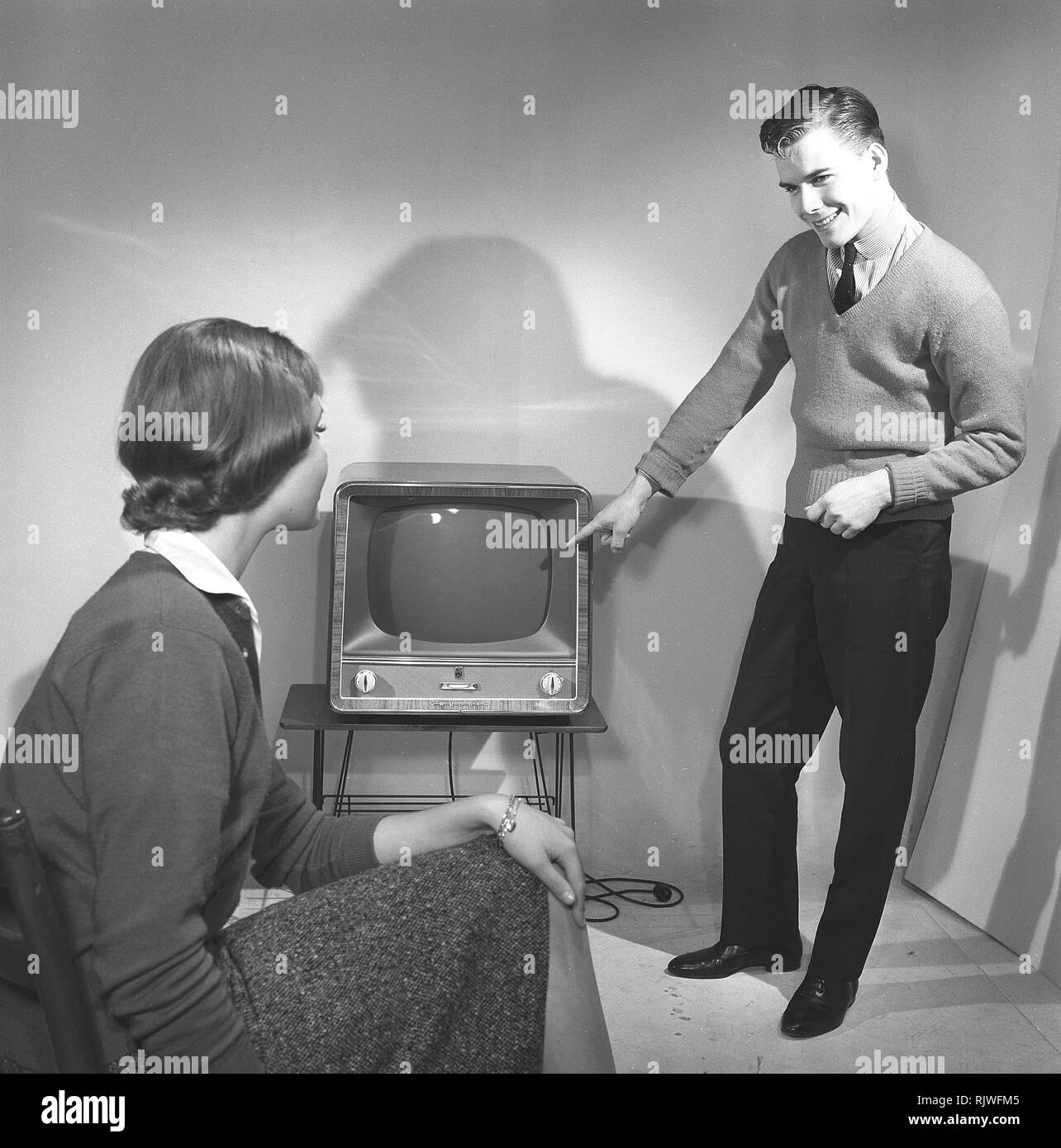 La télévision dans les années 1950. Un jeune couple est représenté avec ...