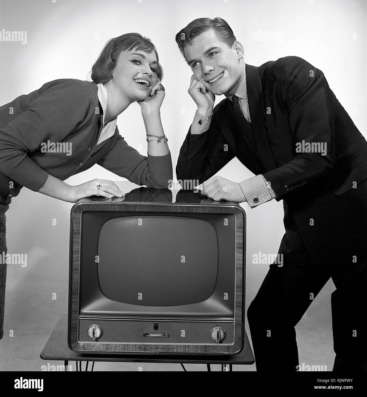 La télévision dans les années 1950. Un jeune couple est photographié à ...