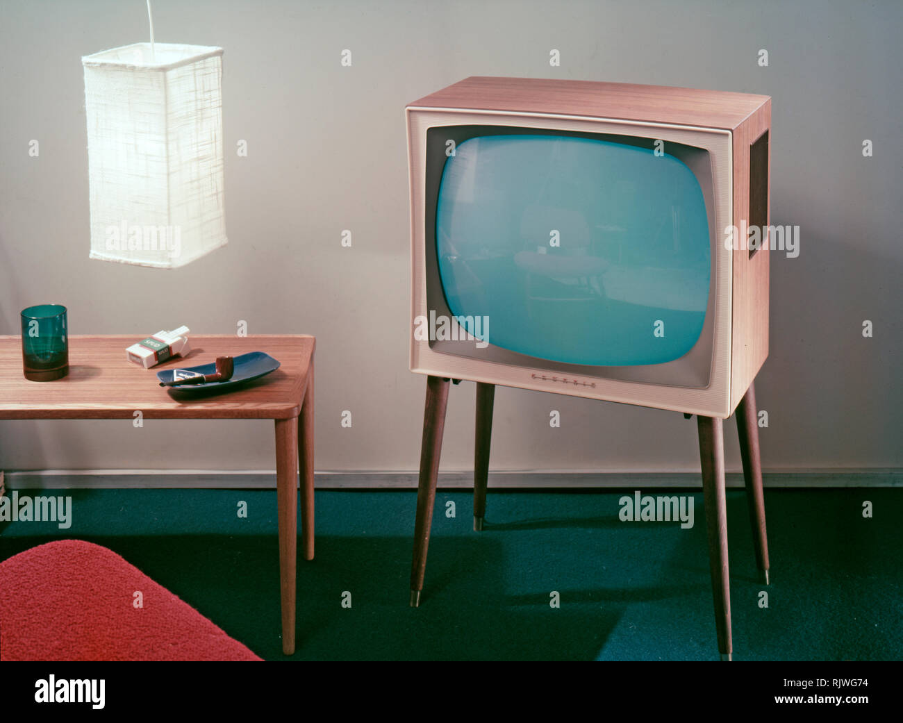 La télévision dans les années 1950. Un téléviseur Grundig qui était ...