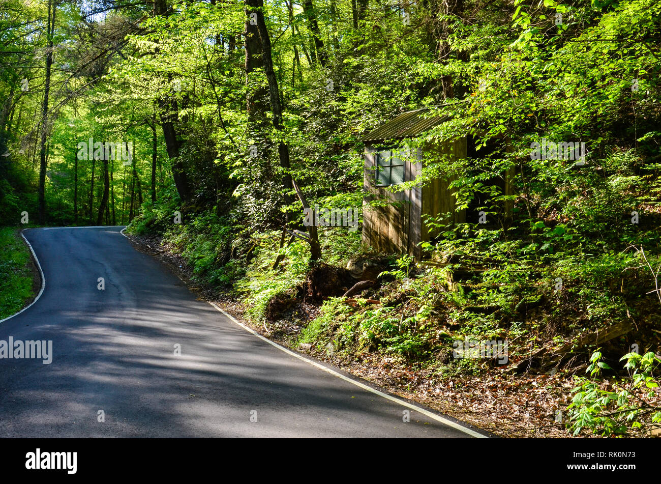 Route pavée Banque de photographies et d’images à haute résolution - Alamy