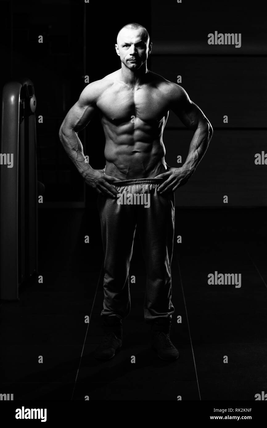 Portrait d'un jeune homme en bonne forme physique montrant son corps ...