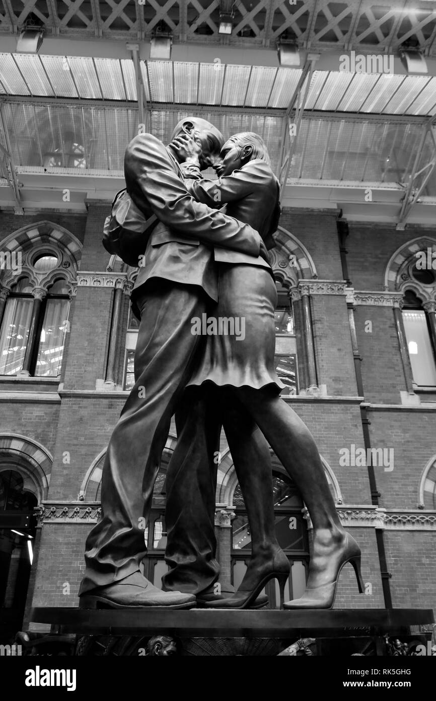 Lovers statue st pancras railway Banque d'images noir et blanc - Alamy