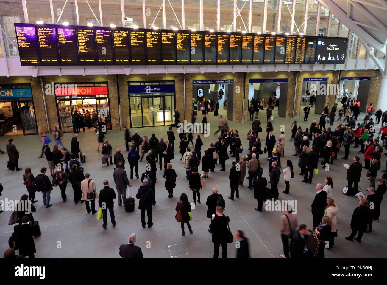Kings cross station departure board Banque de photographies et d’images ...
