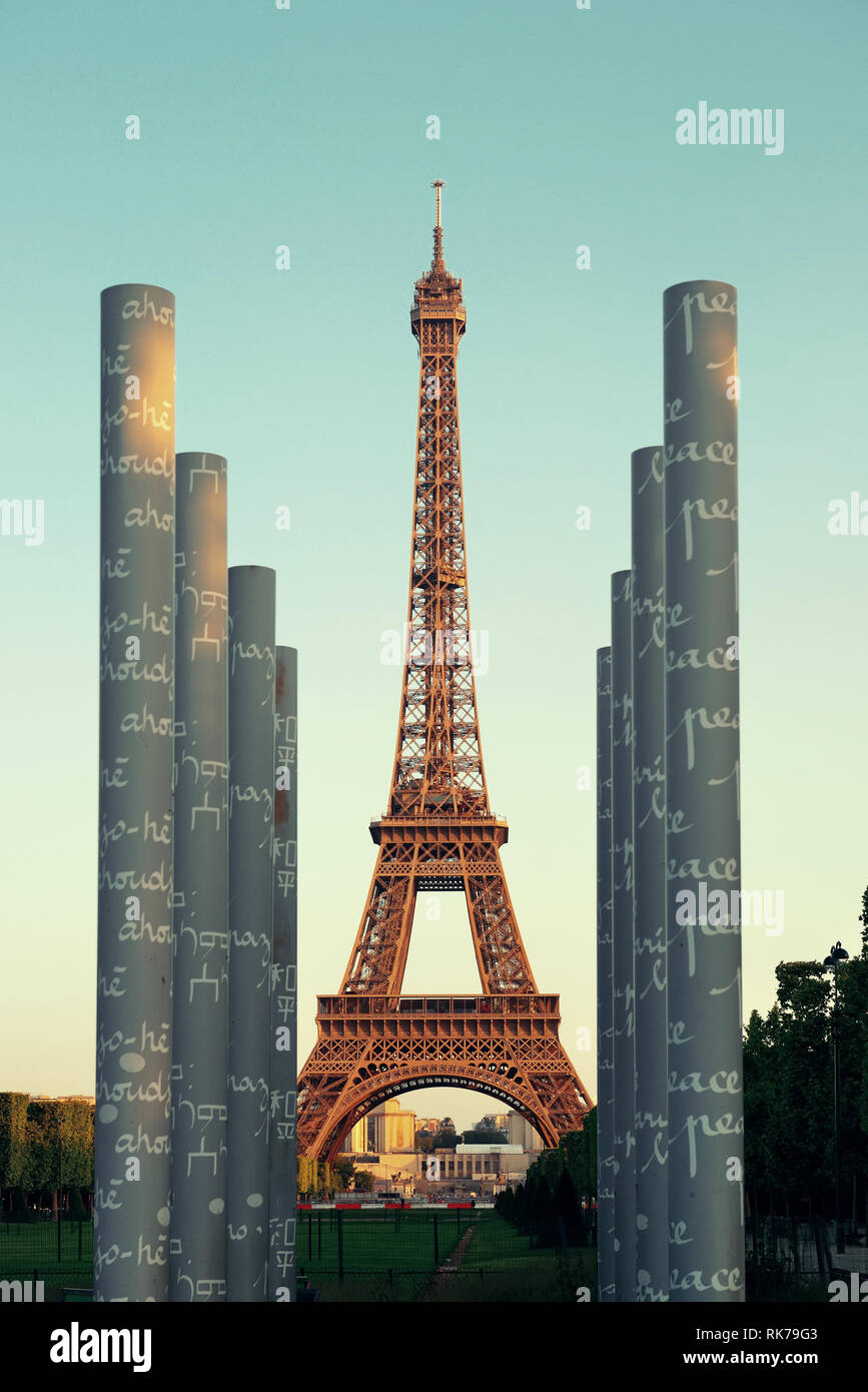 Tour Eiffel et le célèbre monument de la ville à Paris Photo Stock - Alamy