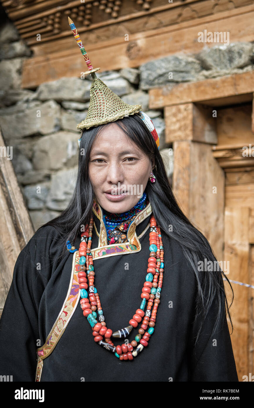 Femme en costume autochtone Banque de photographies et d’images à haute ...