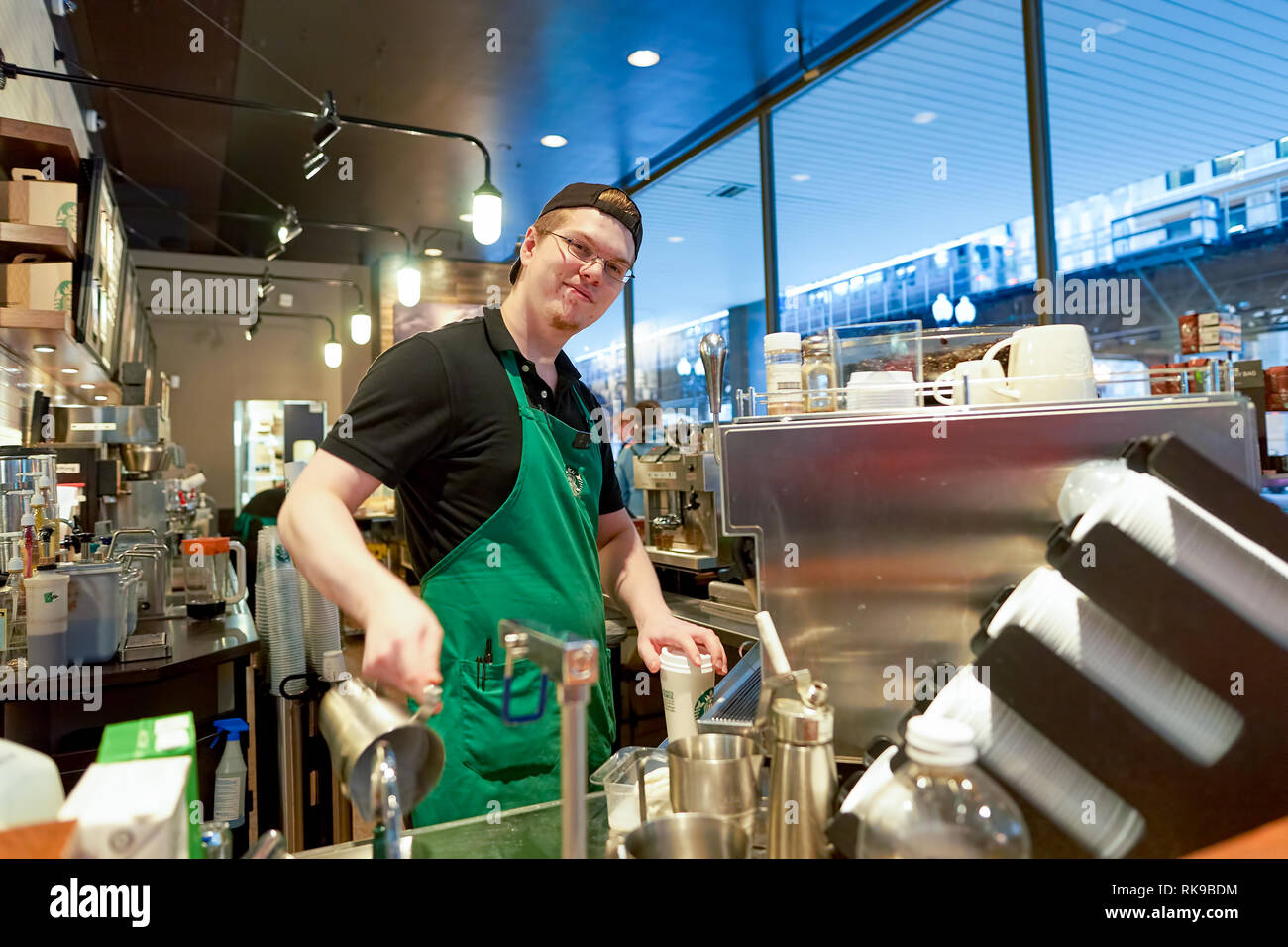 CHICAGO, IL - vers Mars, 2016 : l'intérieur du Starbucks café ...