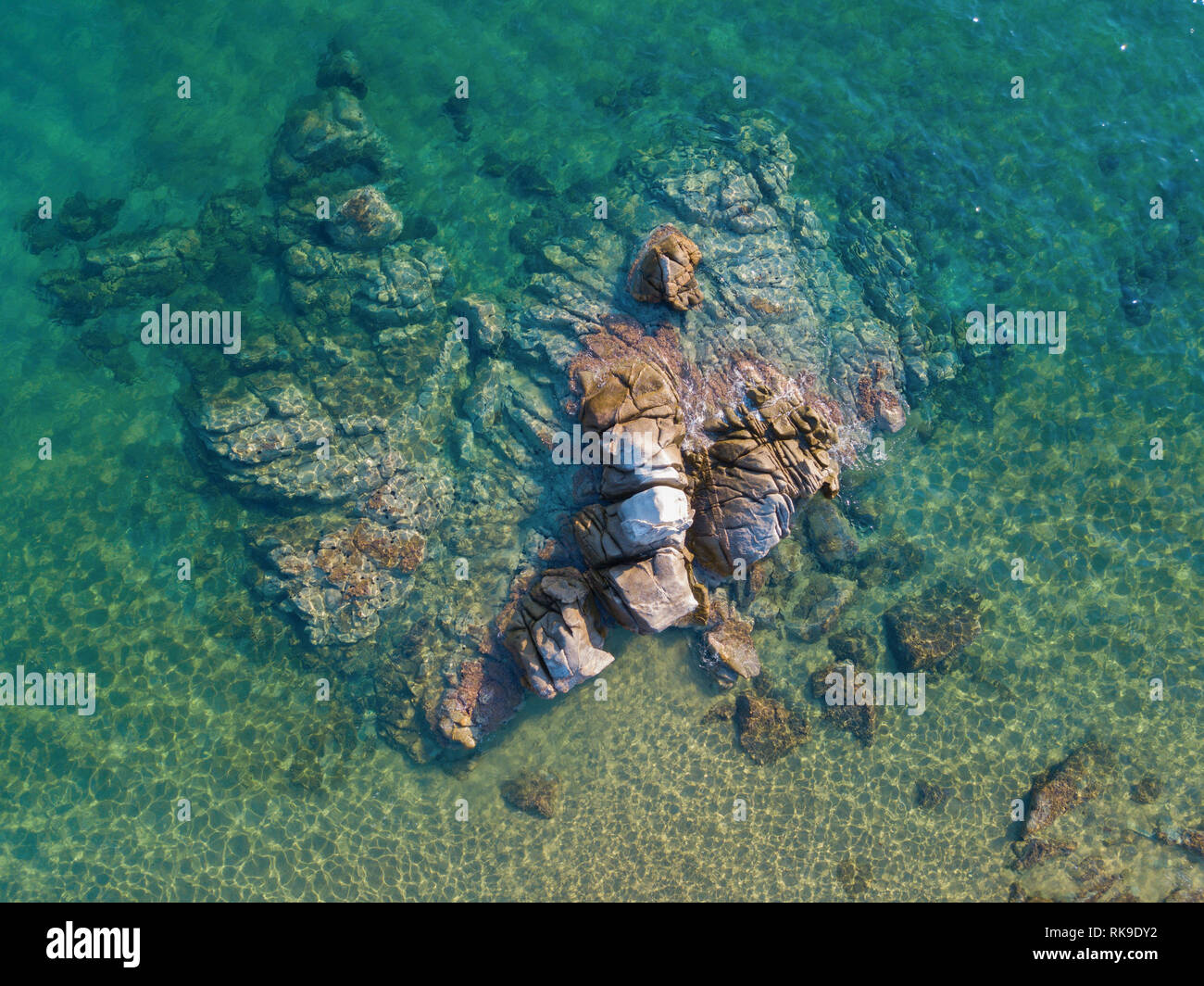 Photo aérienne de la belle plage de Sitonia, région Chalkidiki, Grèce ...