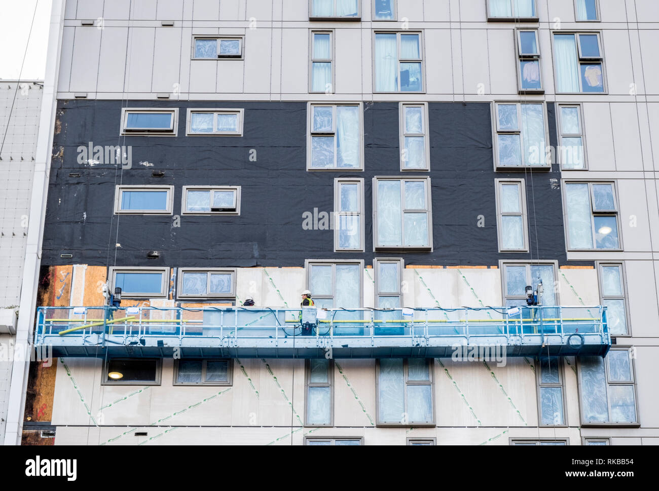 Retrait et remplacement de bardage sur un immeuble, Nottingham, England ...