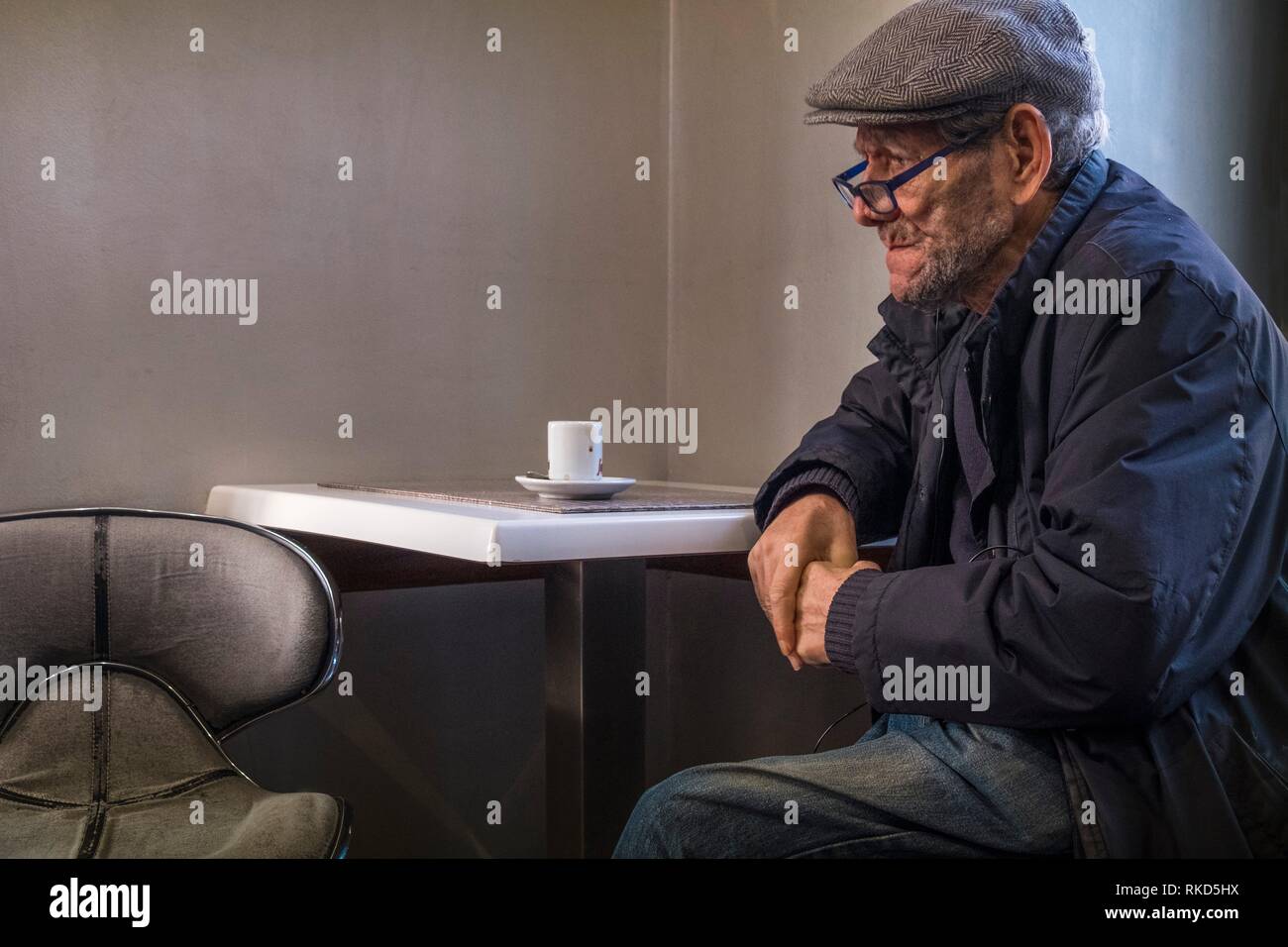 Lonely old man Banque de photographies et d’images à haute résolution ...