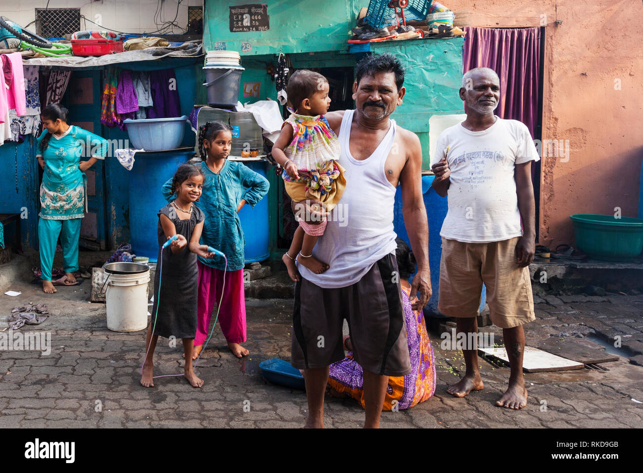 Les bidonvilles de mumbai famille Banque de photographies et d’images à ...