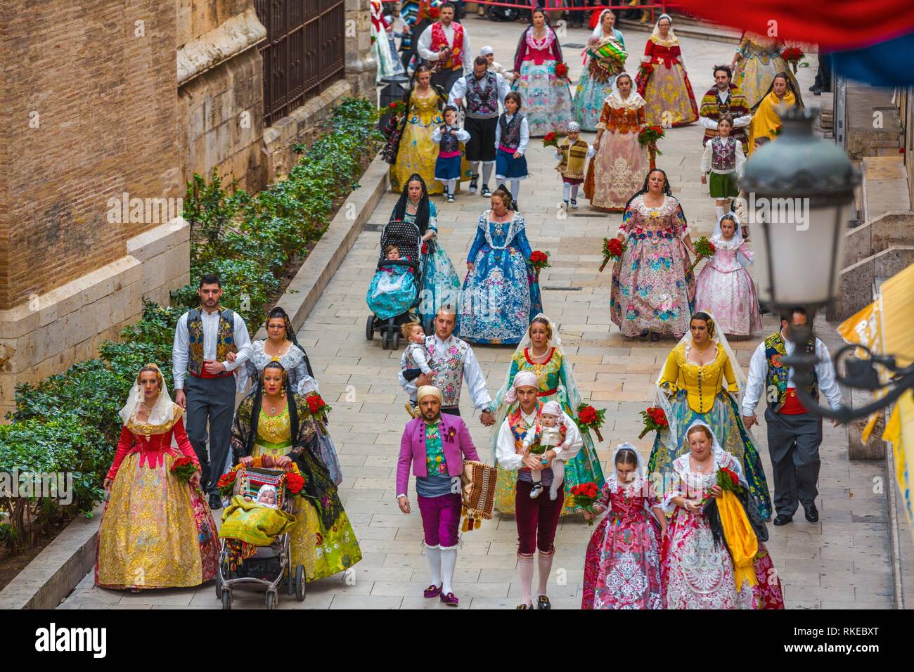 Fallas festival. Falleros et Falleras en costume traditionnel. Défilé ...