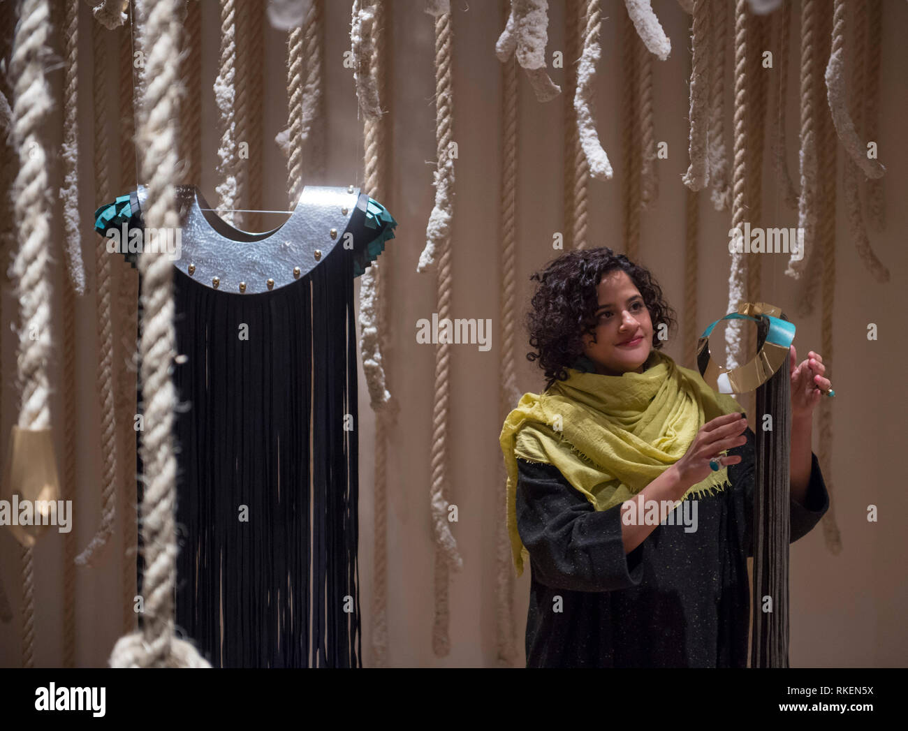 Ami doshi shah avec son installation sel de la terre Banque de photographies et d’images à haute ...