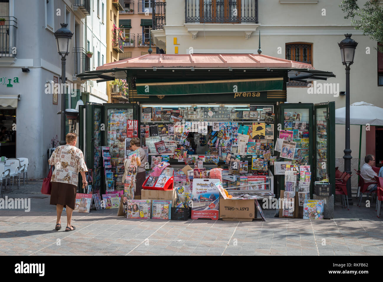 Newspaper shop magazine display Banque de photographies et d’images à ...
