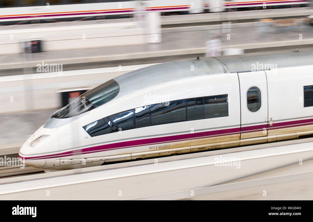 Renfe ave train rapide Banque de photographies et d’images à haute ...