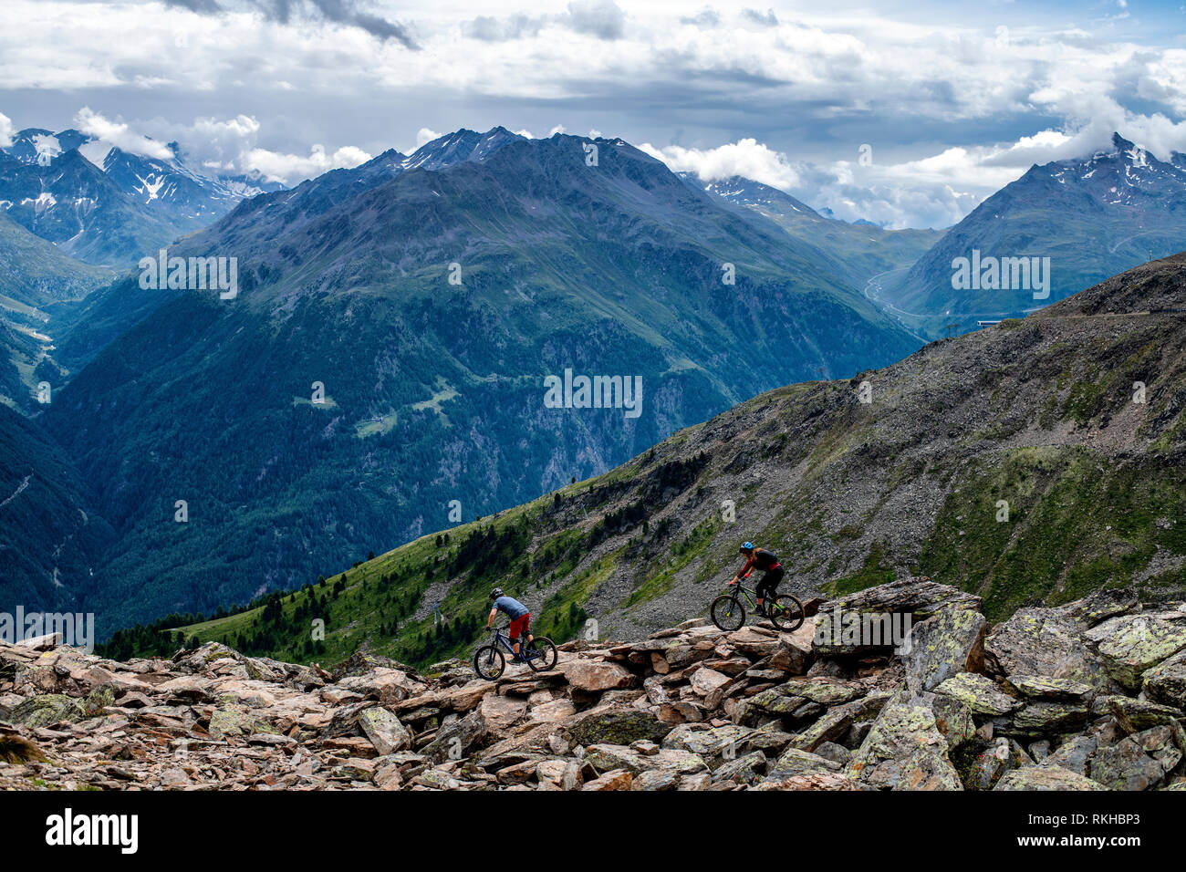 Un homme et une femme ride vtt sur un sentier rocheux dans la station ...