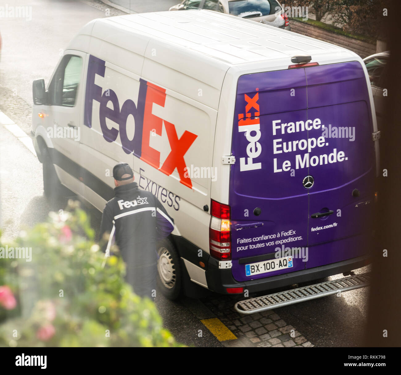 Fedex delivery man truck Banque de photographies et d’images à haute ...