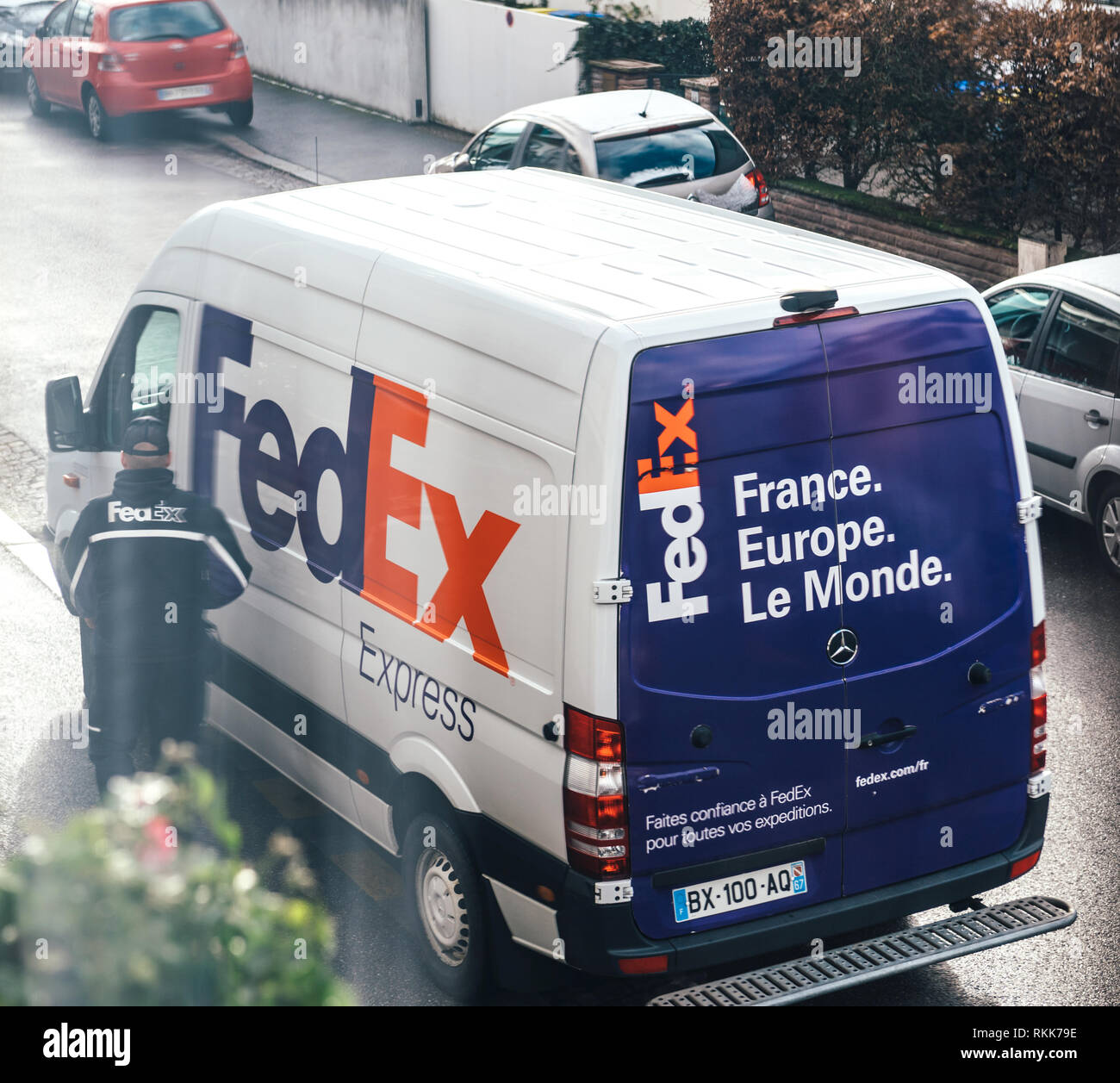 Fedex delivery man truck Banque de photographies et d’images à haute ...