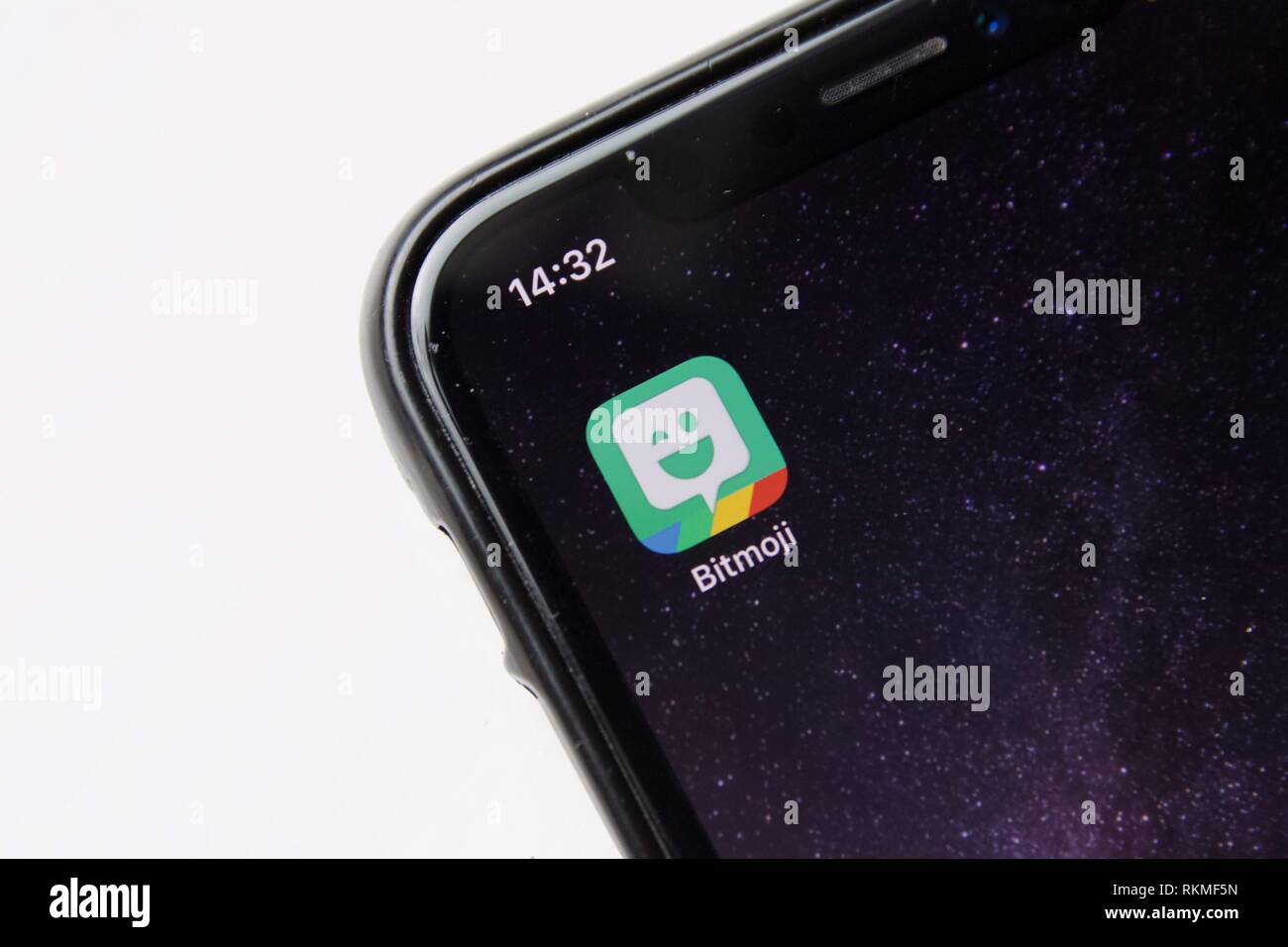 Le Bitmoji app sur un iPhone X sur un fond blanc. Bitmoji permet aux ...