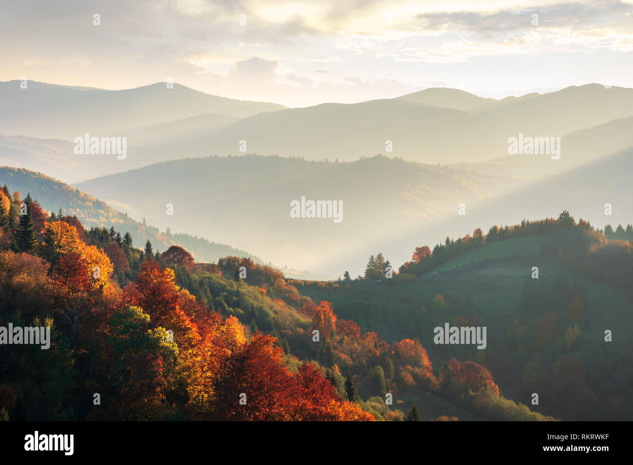 Montagnes De La Colline Rouge Banque d'image et photos - Alamy