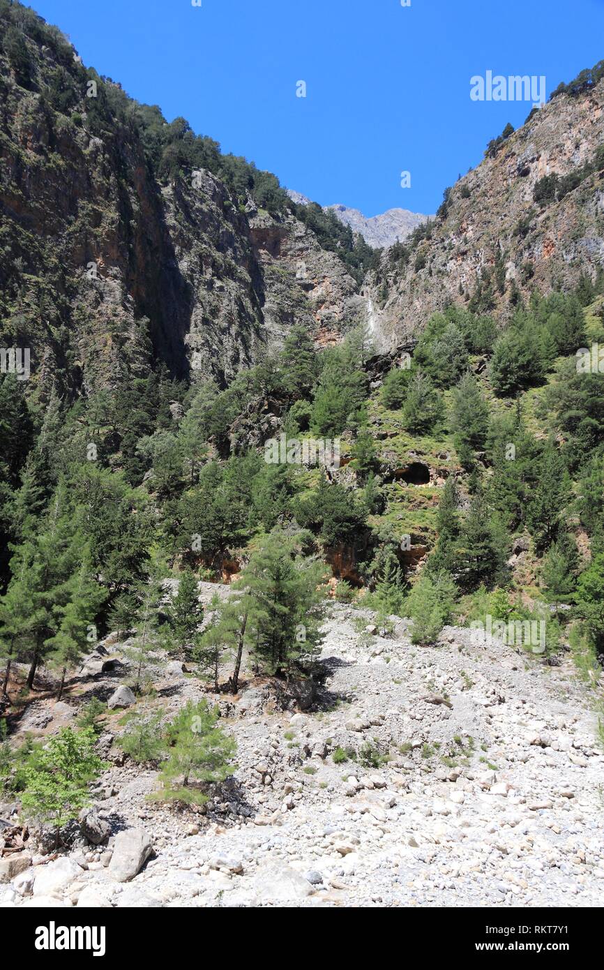 L'île de Crète en Grèce. Sentier de randonnée dans les gorges de ...