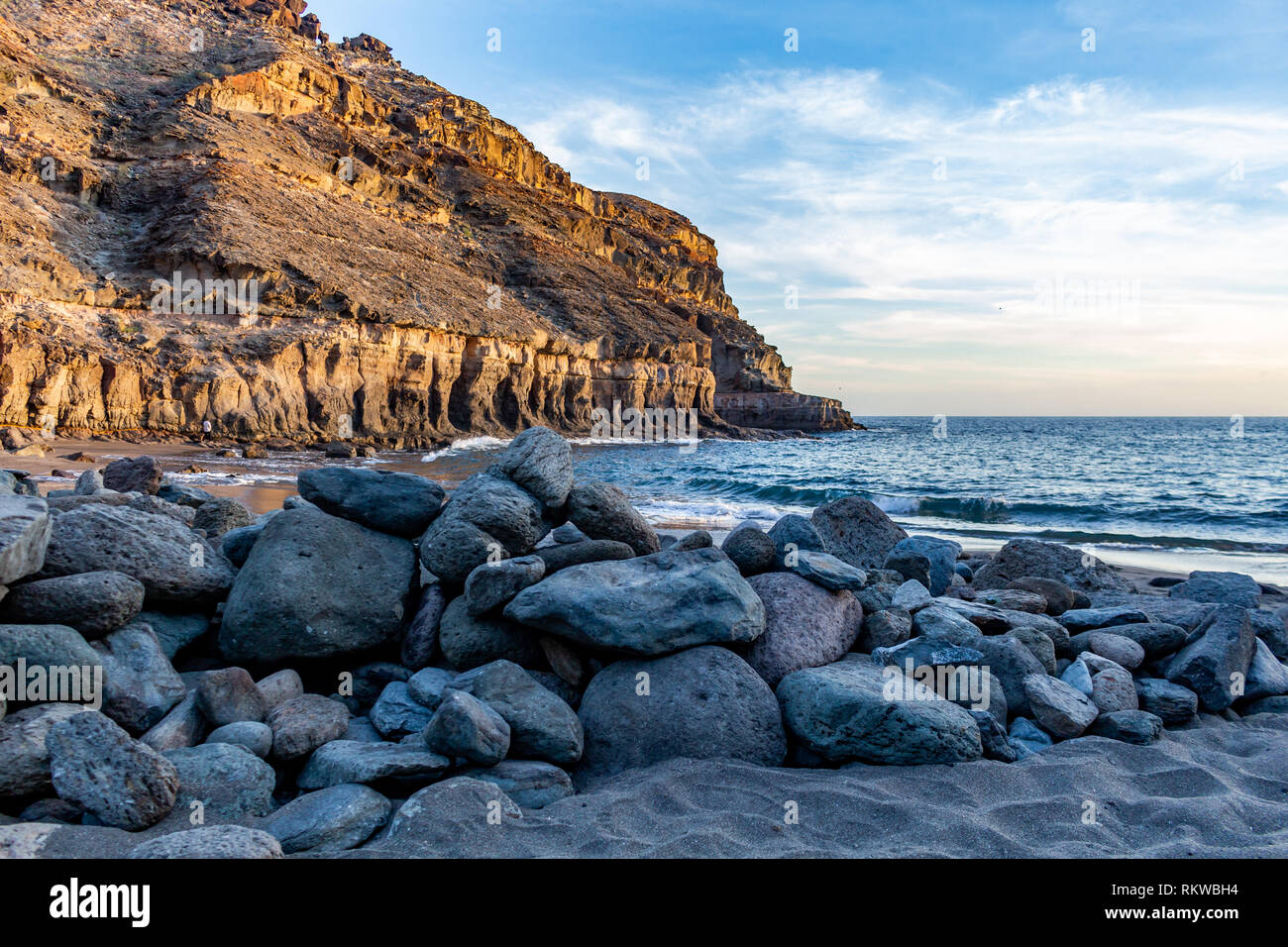 Tiritaña Bay avec son sable noir volcanique est presque toujours vide ...