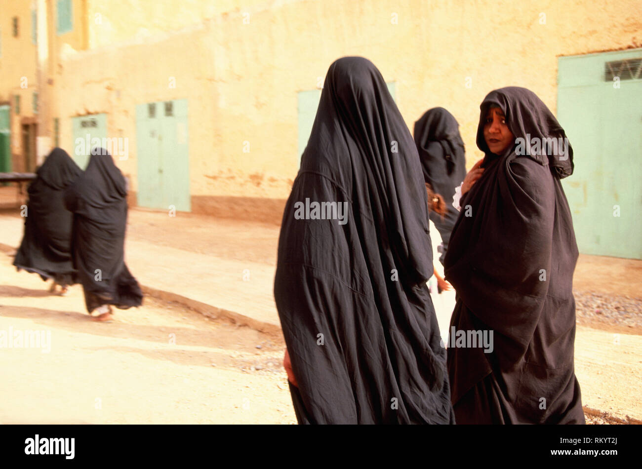 Femmes portant de la burka Banque de photographies et d’images à haute ...
