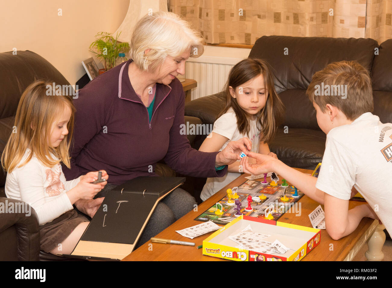 Grand-mère, grand-mère, jouer à jeu avec trois petits-enfants, âgés de ...