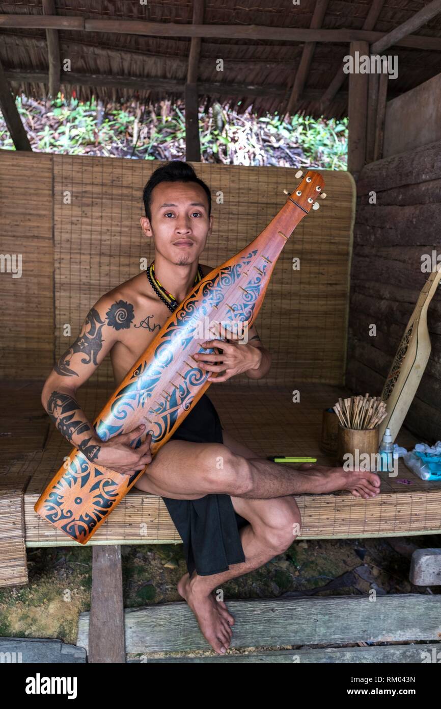 Penan tribe man Banque de photographies et d’images à haute résolution ...