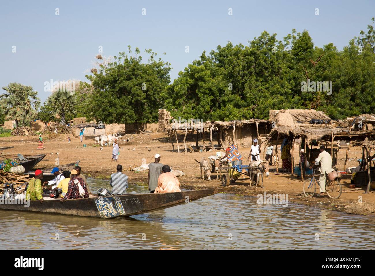 Pinasse boat Banque de photographies et d’images à haute résolution - Alamy