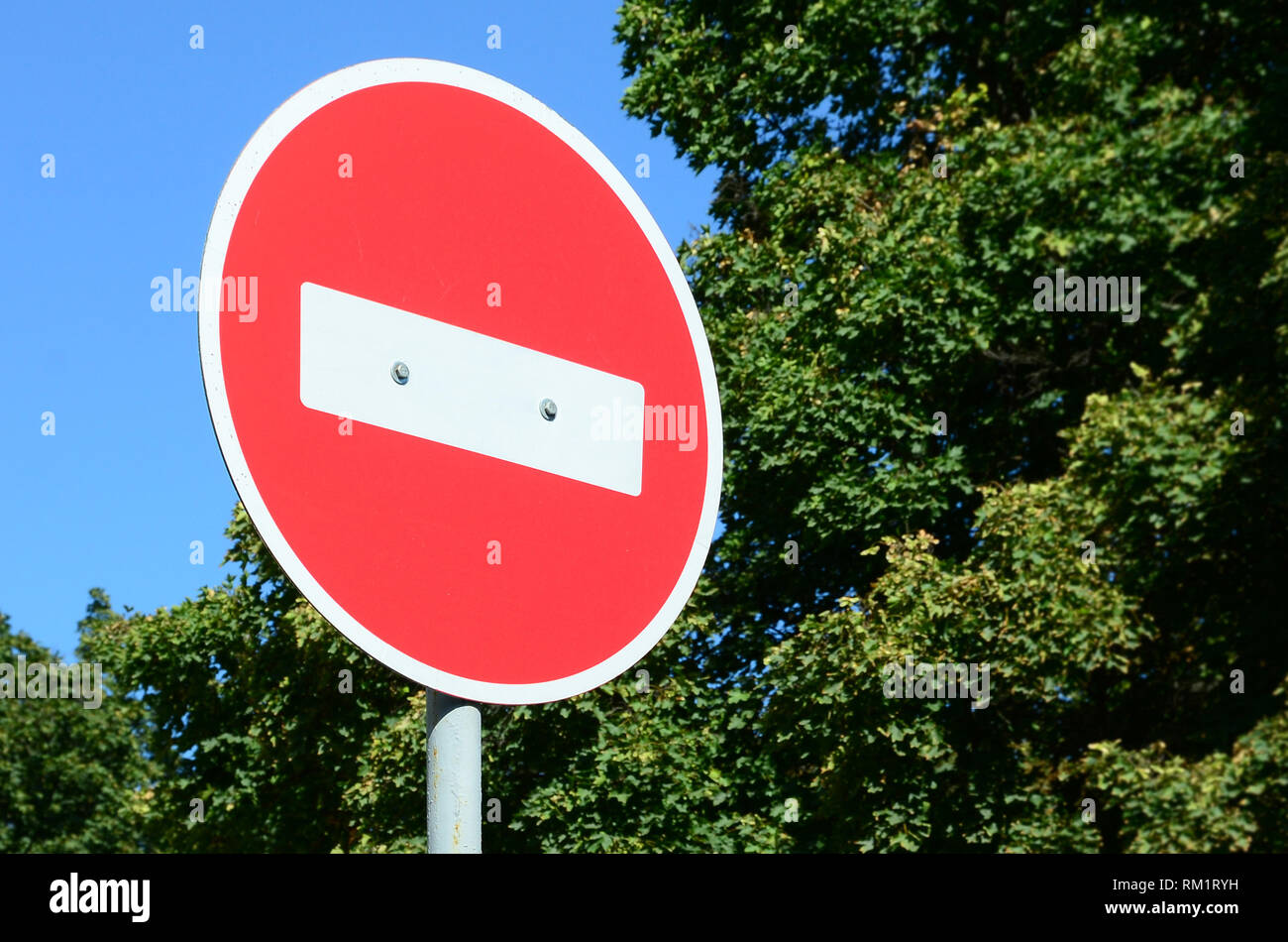 Une circulaire panneau rouge avec une barre blanche indiquant pas d ...