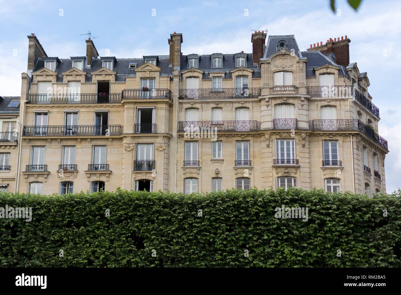 Paris haussmann sun Banque de photographies et d’images à haute ...
