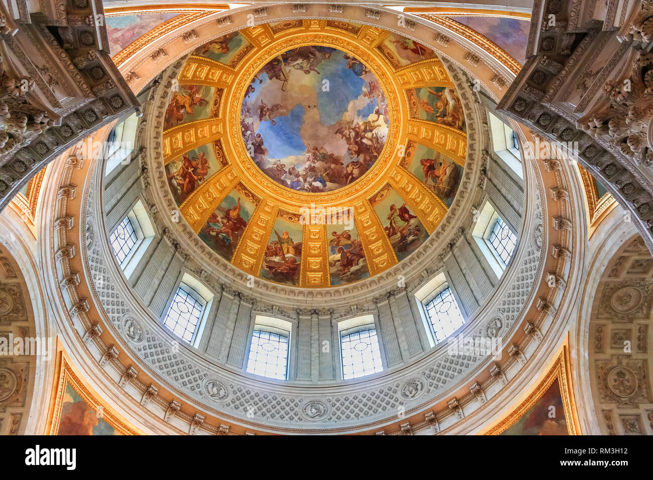 Coupole sur le tombeau de Napoléon Bonaparte dans la Cathédrale Saint ...