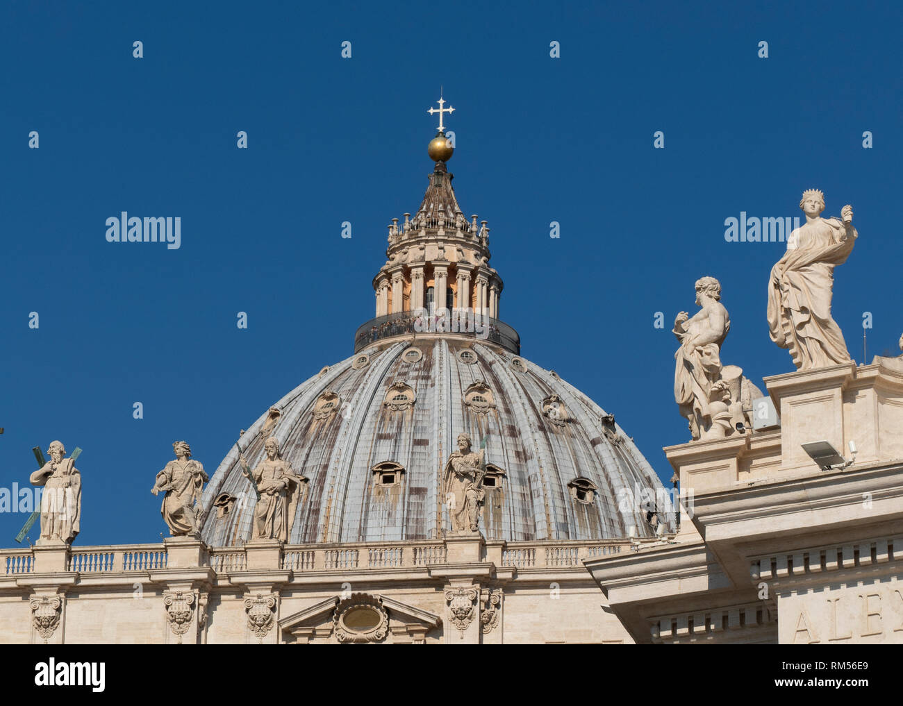 Statues des apôtres sur la basilique Saint Pierre, San Pietro in ...