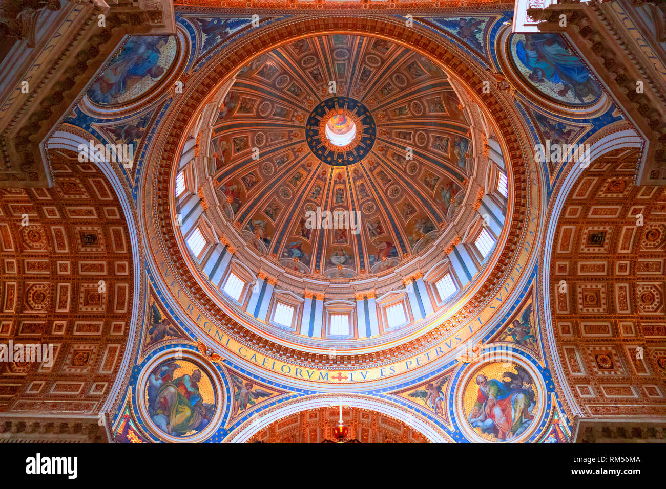 Les détails architecturaux de la coupole de la Basilique St Pierre, San ...