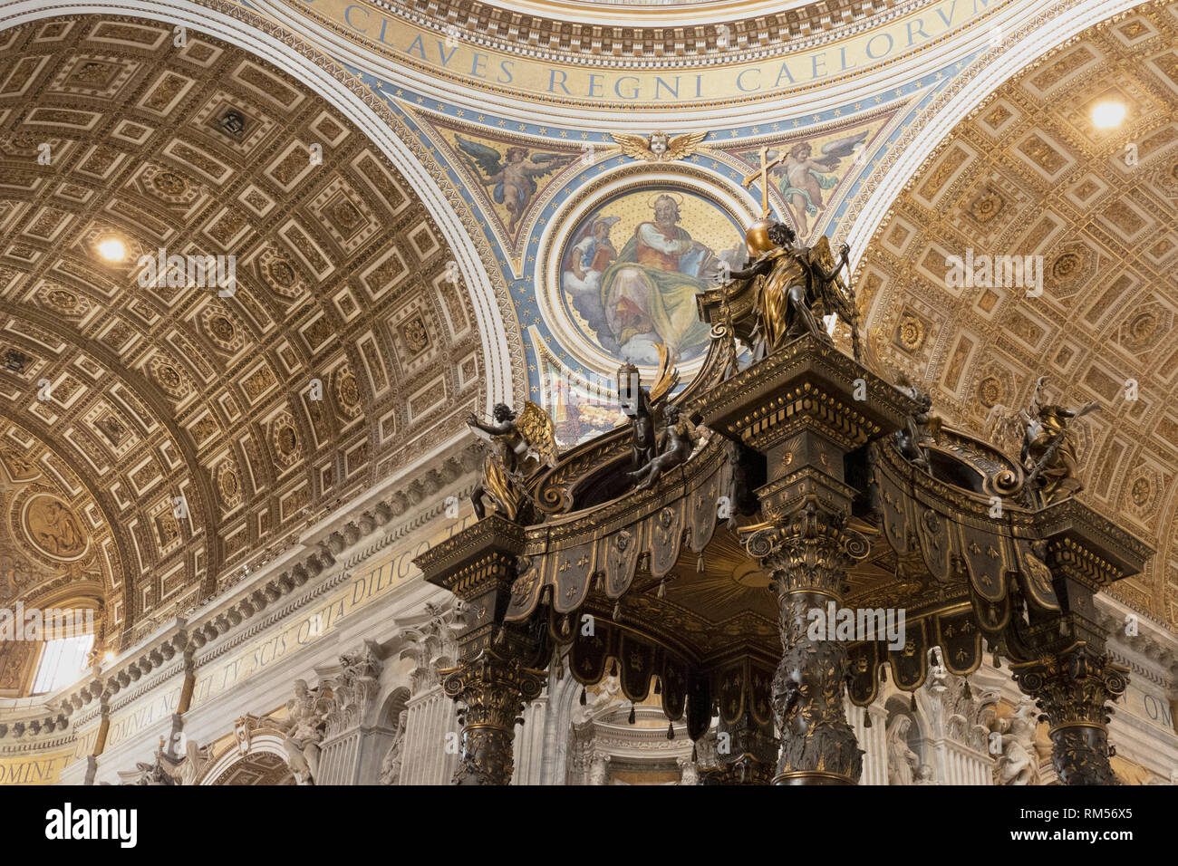 Avec l'autel du Bernini baldacchino, la Basilique St Pierre, San Pietro ...