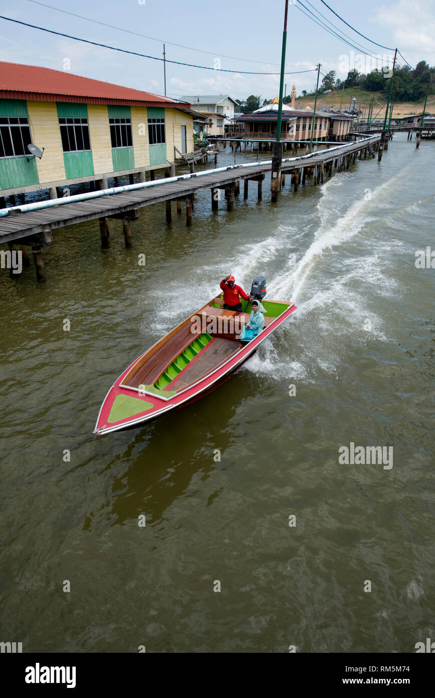 Bateau-taxi, passerelle et cabanes sur pilotis à Brunei, Water Village ...