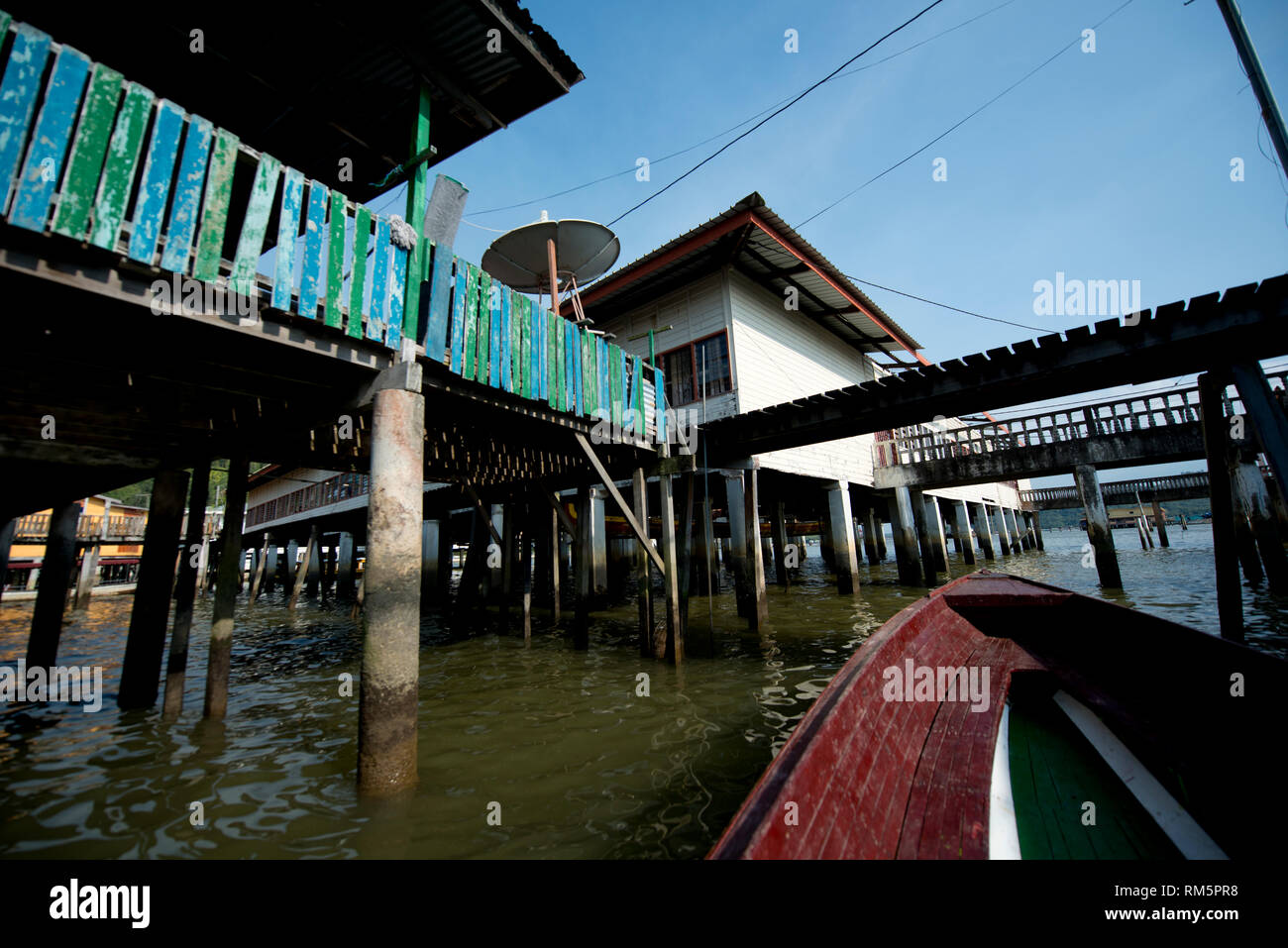 Passerelle, avec des cabanes sur pilotis sur le fleuve Brunei avec ...