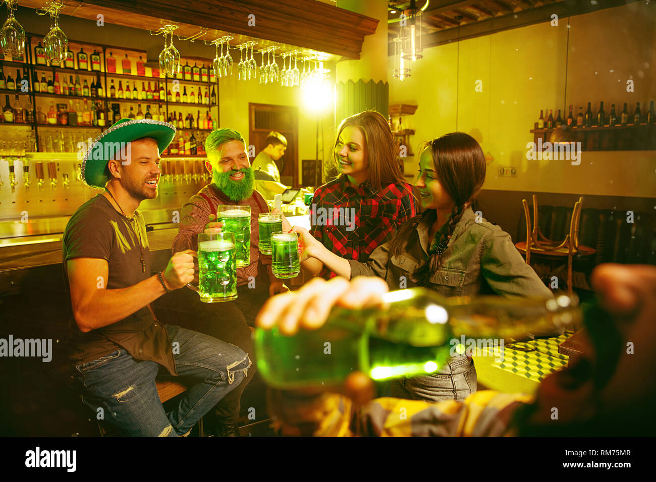 Saint Patrick's Day Party. Happy friends fête et boire la bière verte ...