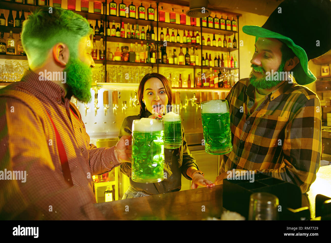 Saint Patrick's Day Party. Happy friends fête et boire la bière verte ...