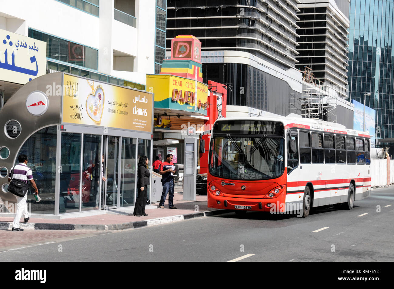 Public transport bus dubai uae Banque de photographies et d’images à ...