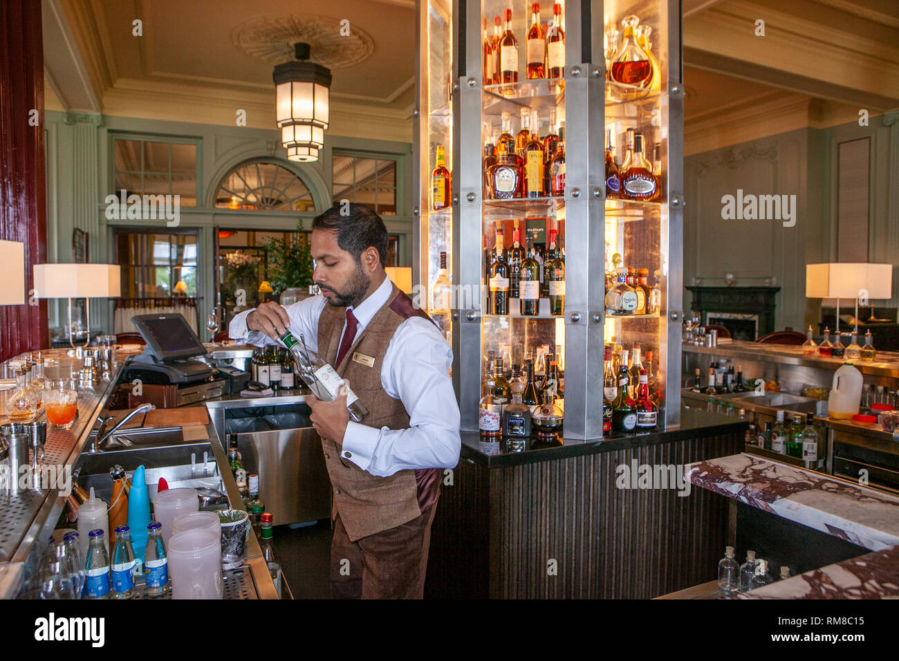 Beau barman Banque de photographies et d’images à haute résolution - Alamy