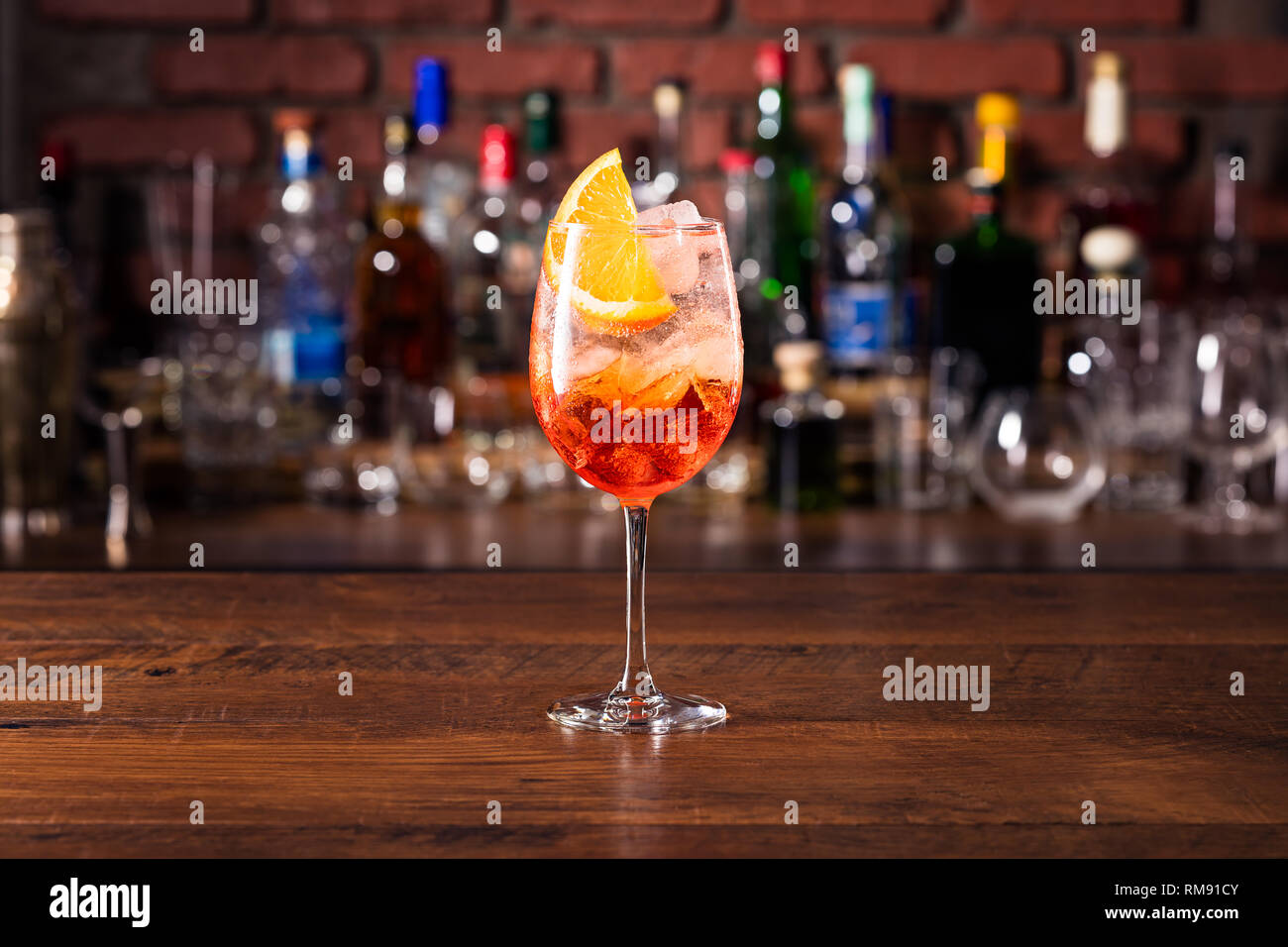 Boissons Aperol Spritz dans un bar à cocktails Photo Stock - Alamy